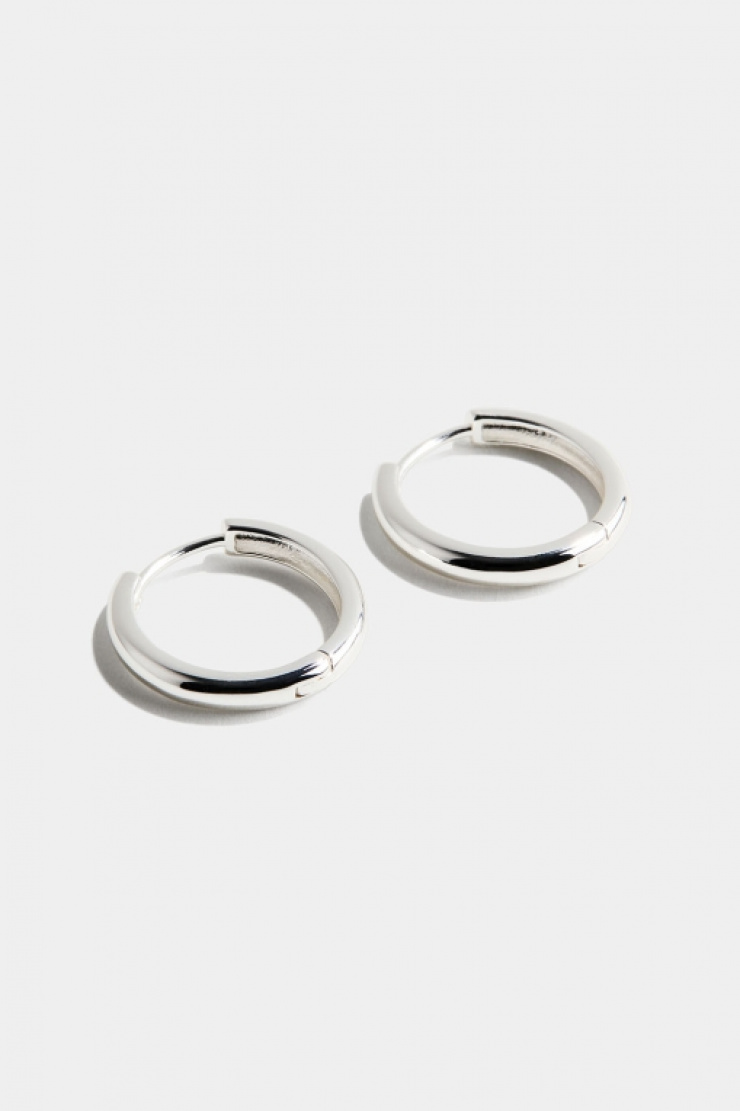 Shoppa äkta silverhoops för dam online på Glitter.se